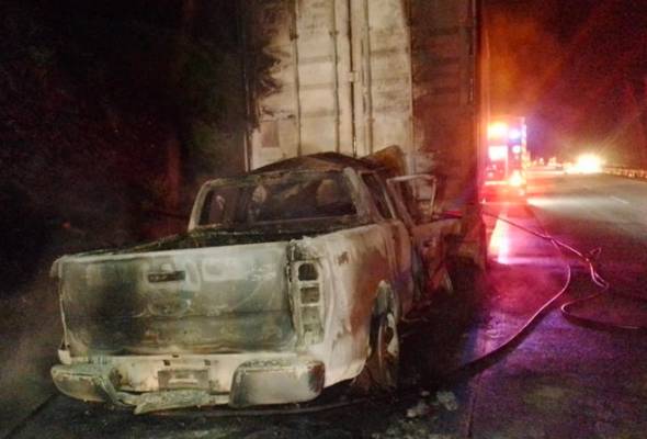 2 rentung pacuan empat roda rempuh treler kontena | Astro Awani