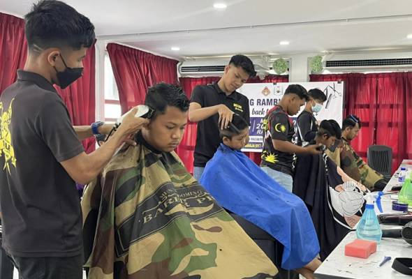 200 pelajar nikmati perkhidmatan gunting rambut 'Rahmah' | Astro Awani