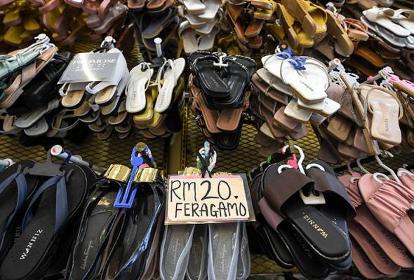 Butik kasut di Kedah tawar 'Kasut Raya Rahmah' | Astro Awani