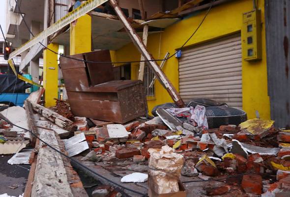 Sekurang-kurangnya 12 maut gempa bumi kuat landa Ecuador | Astro Awani Sekurang-kurangnya 12 maut gempa bumi kuat landa Ecuador | Astro Awani