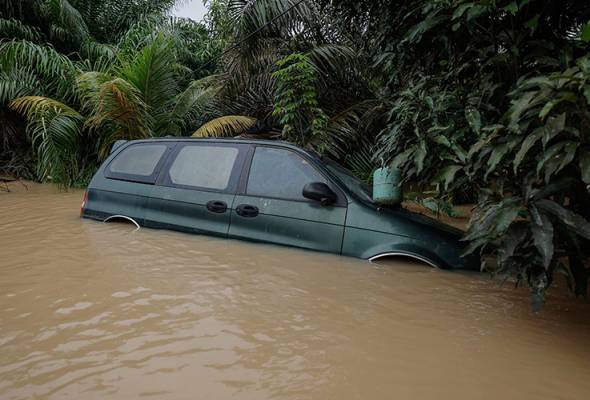 Ibu trauma saksikan anak nyaris dibawa arus banjir di Chaah | Astro Awani