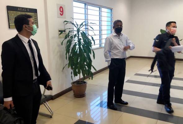 Pengarah syarikat pembinaan laluan MRT didakwa rasuah, pengubahan wang haram | Astro Awani