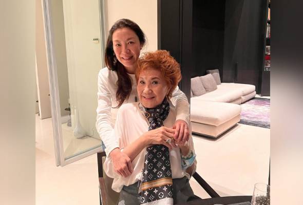 "Ibu masih layan saya seperti anak kecil" - Michelle Yeoh | Astro Awani