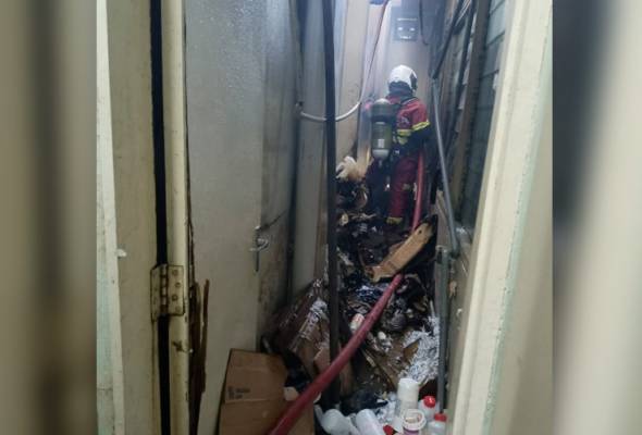 Bilik simpanan barang Jabatan Farmasi HTJ terbakar | Astro Awani