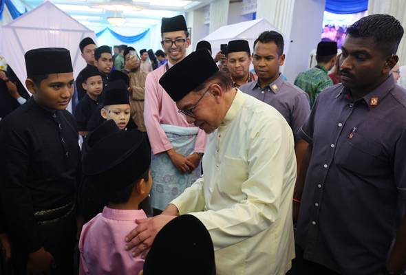 PM Anwar rai golongan belia dalam majlis berbuka puasa | Astro Awani
