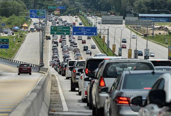 Aliran trafik petang hari raya pertama perlahan | Astro Awani