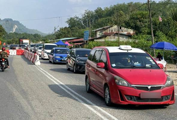 Raya: Aliran trafik di Gua Musang perlahan tetapi terkawal | Astro Awani