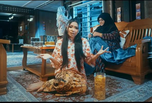 Shiha Zikir lamar ibu, kakak berlakon dalam MV Jom Balik Raya | Astro Awani