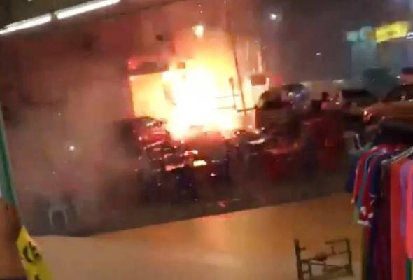 Video letupan mercun di Bahau kes tahun 2018 | Astro Awani