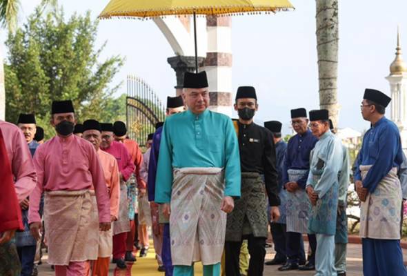 Sultan Perak solat sunat Aidilfitri di Masjid Ubudiah | Astro Awani