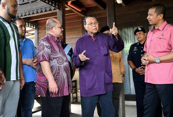 PM, Menteri Pertahanan salur bantuan kepada keluarga mangsa kebakaran di Rembau | Astro Awani