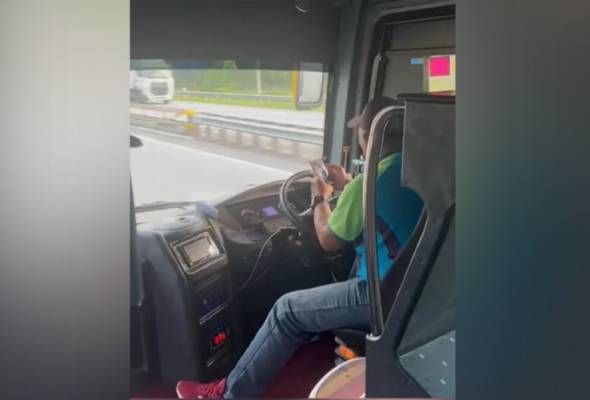 Pemandu bas guna telefon ketika memandu ada 13 saman | Astro Awani