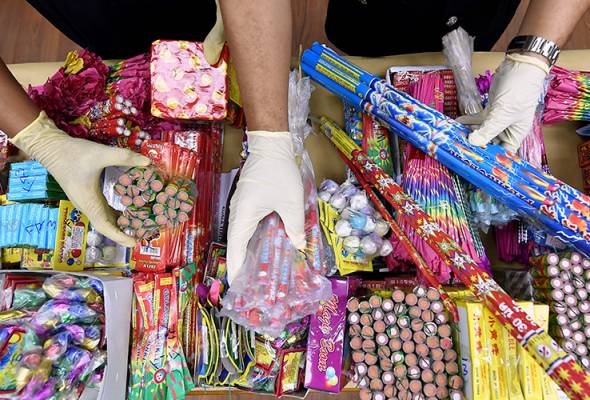 Polis Kelantan terima 85 permohonan permit jual mercun | Astro Awani