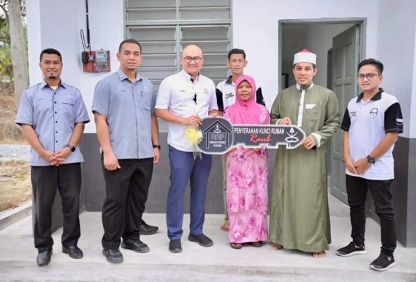 Tidak perlu lagi tinggal di stor daif, ibu tunggal syukur terima rumah ...