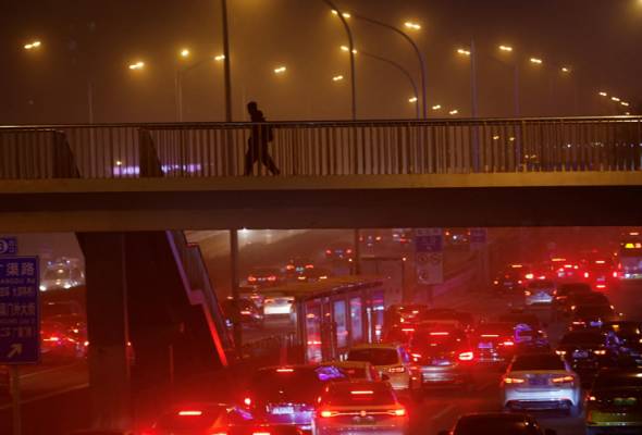 Sandstorms, dangerous pollution return to Beijing | AWANI International