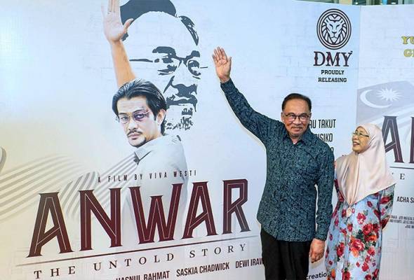 Anwar hadir tayangan perdana filem "Anwar:The Untold Story" | Astro Awani