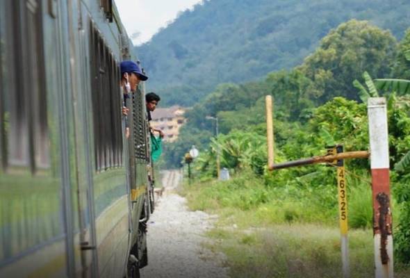 Kereta api enjin stim konsep tradisional mula operasi Januari 2024 ...