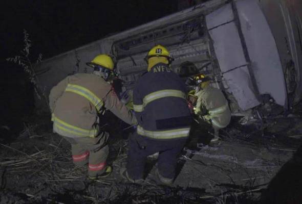 Mexico bus plunges off cliff, at least 18 die | AWANI International