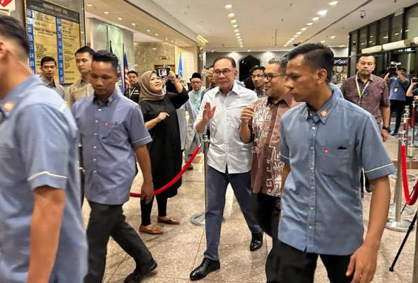 PM tiba di Menara Dato Onn, bincang persiapan PRN? | Astro Awani