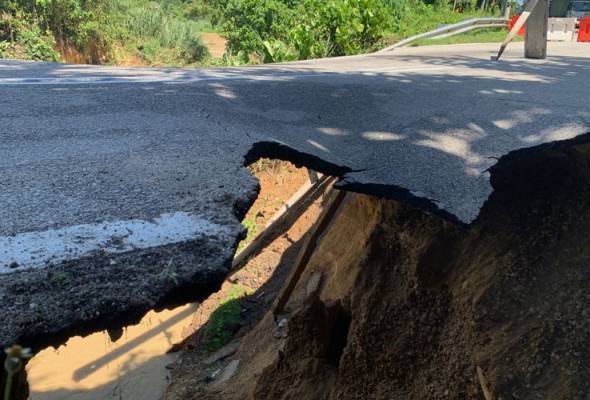 Jambatan Sungai Enggor runtuh, rutin harian 5,000 penduduk terjejas ...