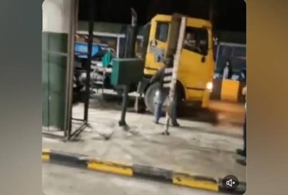 Lelaki pukul pemandu lori ditahan | Astro Awani