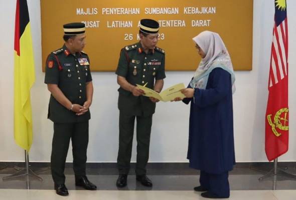 Agong beri sumbangan peribadi kepada waris anggota Tentera Darat maut kemalangan | Astro Awani