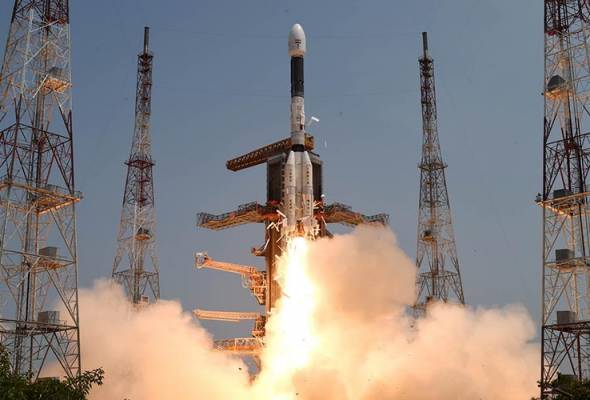 India berjaya lancar satelit navigasi NVS-O1 | Astro Awani