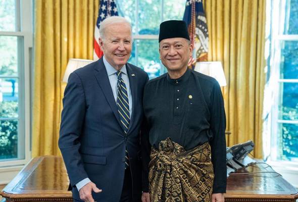Nazri serah watikah pelantikan kepada Presiden Biden | Astro Awani