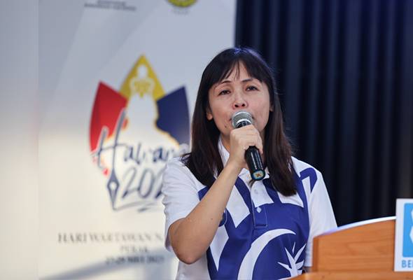 Wartawan umpama adiwira tangani berita palsu - Teo | Astro Awani