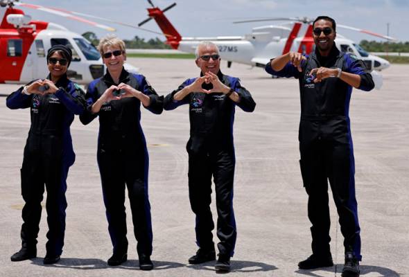 Angkasawan persendirian AS tamat misi, pulang ke bumi | Astro Awani