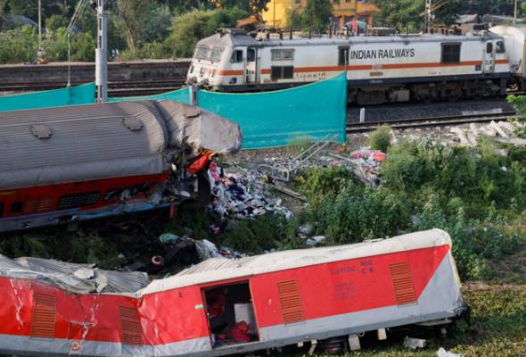 India investigates rail disaster as trains crawl through crash site ...