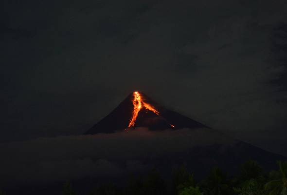 Gunung berapi Mayon meletus, 18,000 penduduk terjejas | Astro Awani