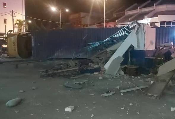 Lori kontena rempuh pondok kawalan, polis cedera, pemandu ditahan | Astro Awani