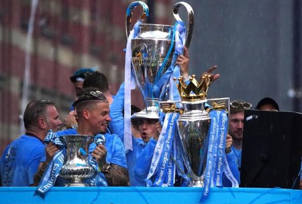 Hujan, ancaman ribut petir tidak halang perarakan trofi Manchester City ...
