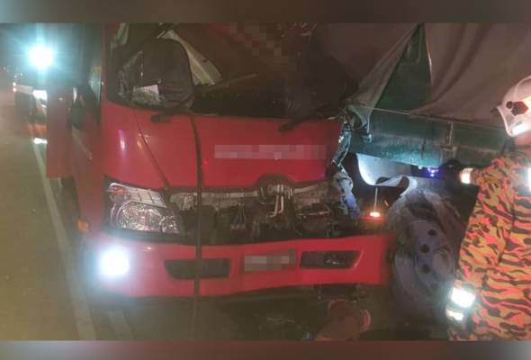 Kelindan maut, pemandu cedera, lori tiga tan rempuh belakang treler | Astro Awani