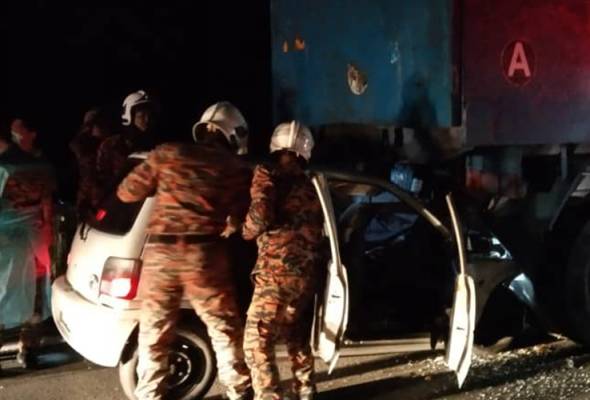 Warga emas maut tersepit, nahas kereta-lori di Bau | Astro Awani