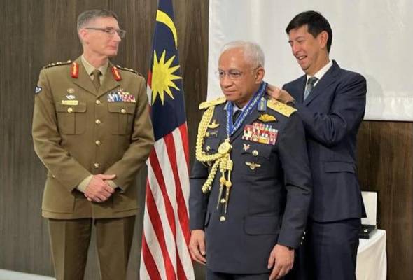 Affendi Buang antara tiga rakyat Malaysia terima anugerah 'Order of ...