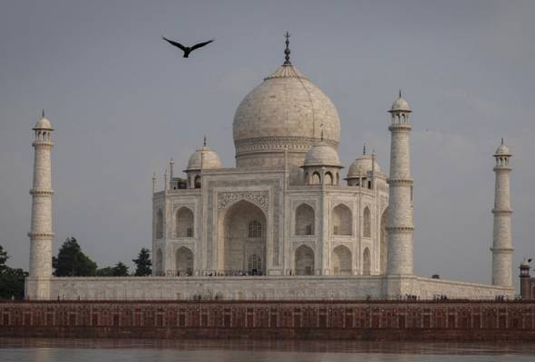 India's Yamuna river laps walls of Taj Mahal after heavy rain | AWANI ...