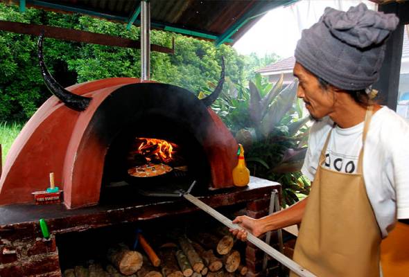 Piza Tapah istimewa dibakar dengan kayu api, berlatarkan suasana ...