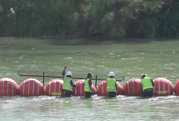 US sues Texas over floating border barriers | Astro Awani