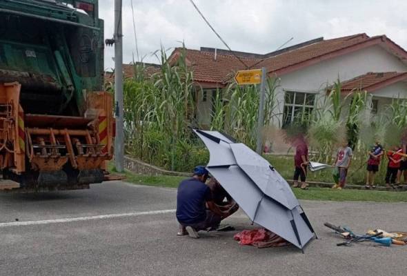 Kanak-kanak perempuan maut, basikal langgar lori sampah | Astro Awani