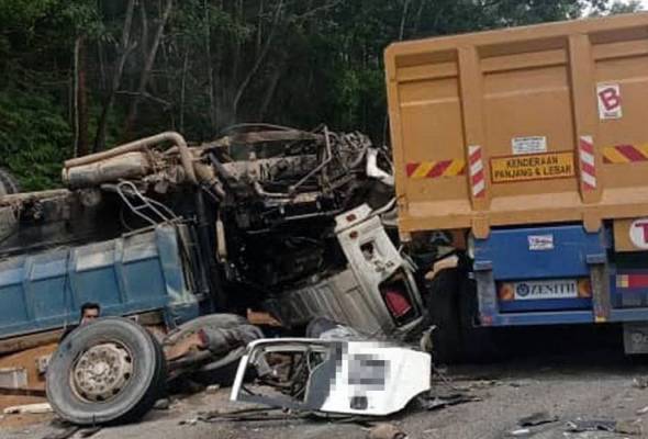 Pemandu lori tanah putus dua kaki dalam nahas empat kenderaan | Astro Awani