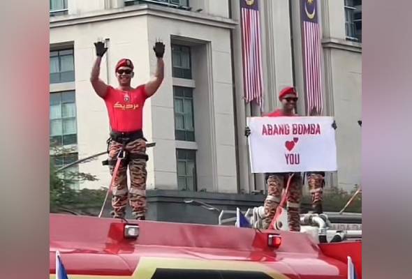 Hari Kebangsaan: Abang bomba tetap jadi perhatian, bawa plakad buat ...