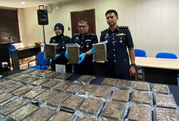 Suami isteri ditahan bersama 51 ketul ganja mampat | Astro Awani