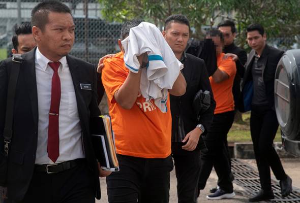 Pegawai, anggota polis Labuan direman lima hari kes rasuah | Astro Awani