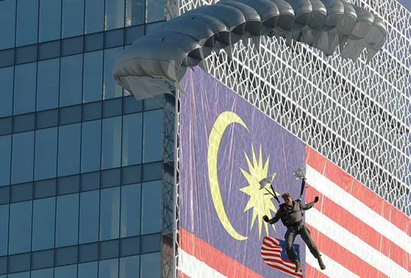 Hari Kebangsaan: Penerjun mendarat selamat dan tepat walaupun angin ...