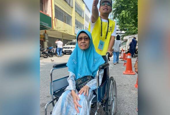 PRN: Berkerusi roda bukan halangan turun mengundi - Pengundi | Astro Awani