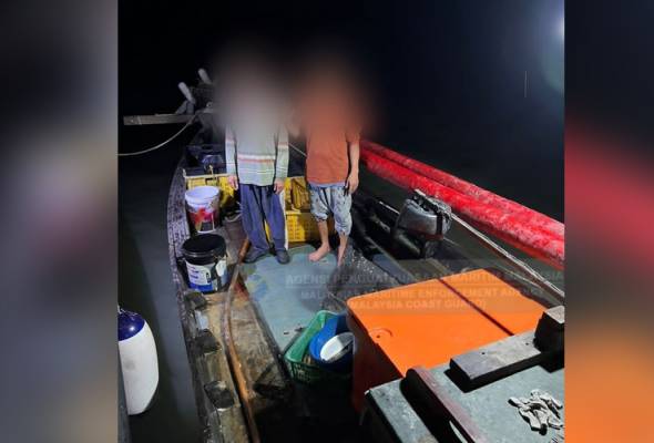 Langgar syarat lesen, bot pukat rawa sorong ditahan | Astro Awani Langgar syarat lesen, bot pukat rawa sorong ditahan | Astro Awani