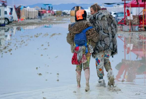 One death reported at Burning Man, thousands stranded in mud | AWANI ...