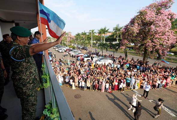 Agong lawat ESSCom, Permaisuri memasak untuk rakyat di Lahad Datu ...